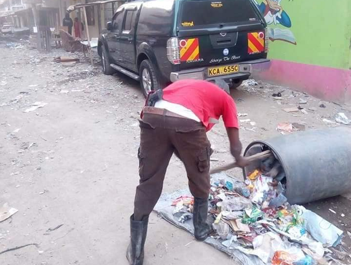 Police arrest garbage collector photographed with gun