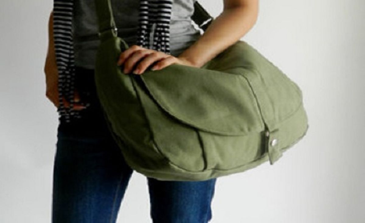 Four Things Every Woman Should Carry In Her Purse