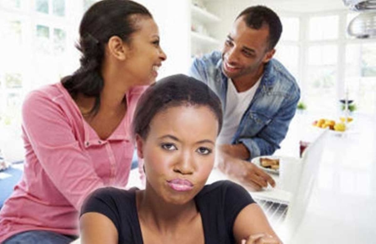 Signs your friends are envious of your relationship