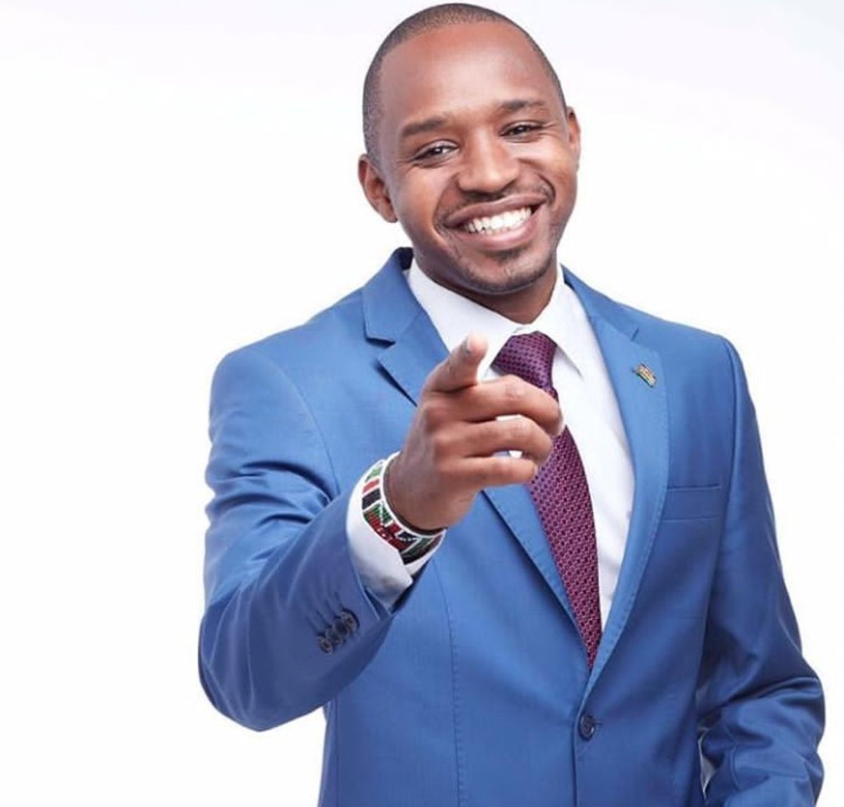 Boniface Mwangi blocks government vehicles on the wrong side of the road