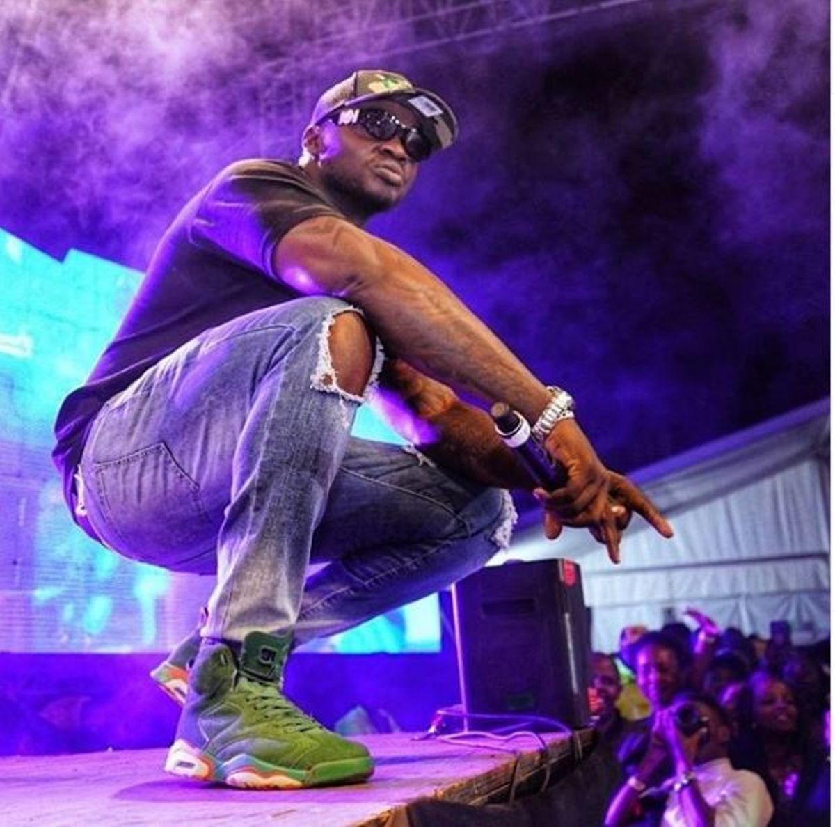 Video: How Khaligraph Jones dished out money during live performance