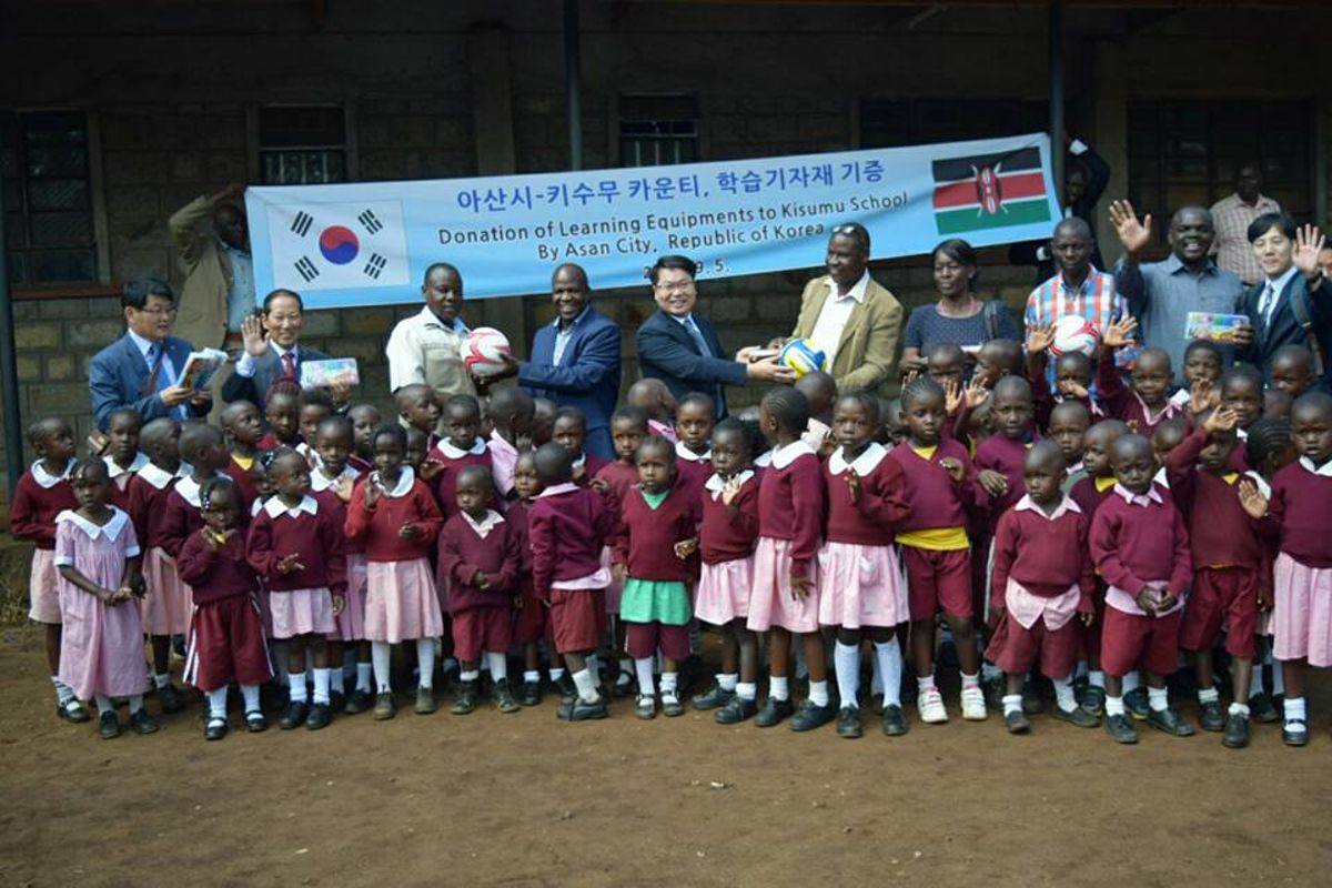 Kondele Primary School receives learning facilities from Asan City ...