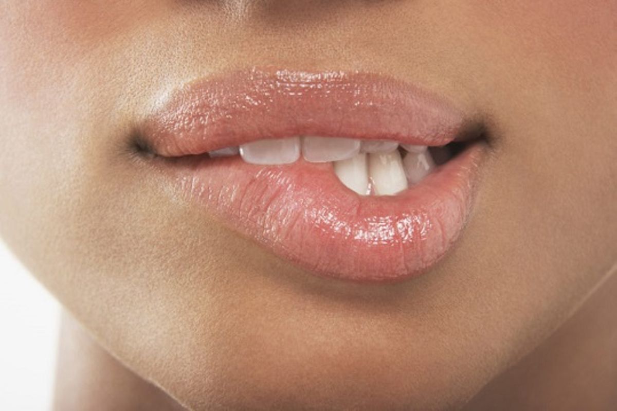 5 female body language signs that drive men crazy
