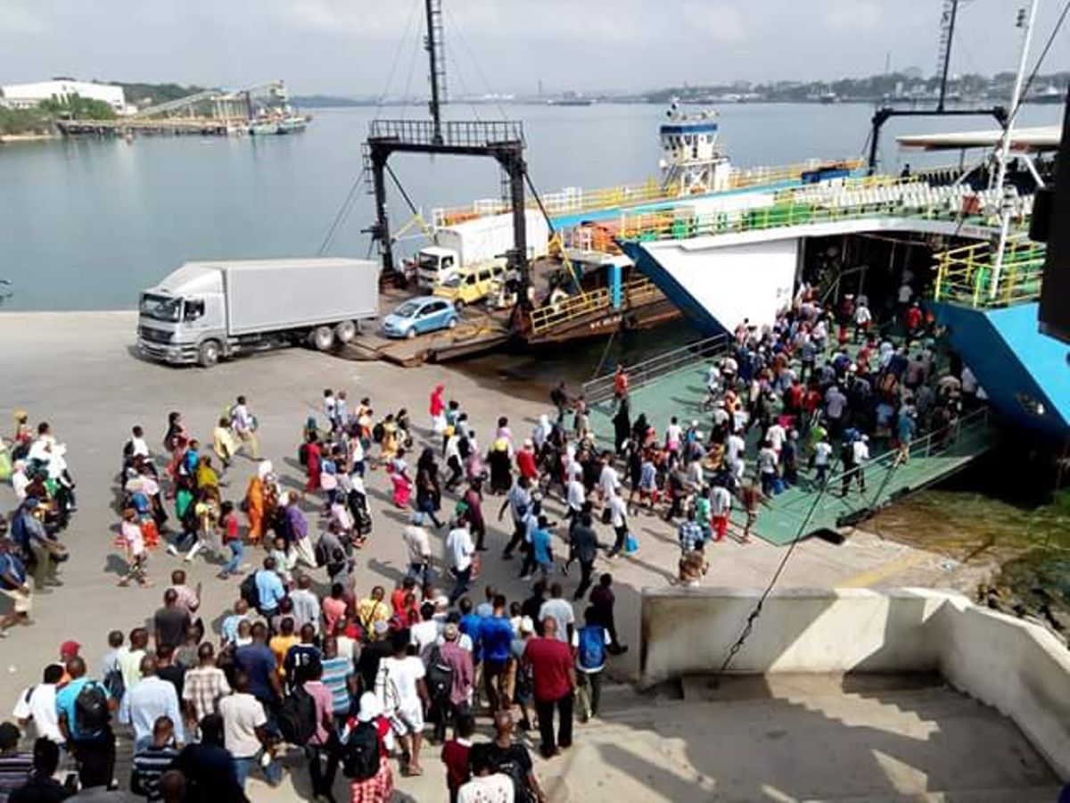 Huge crowds at Likoni ferry as vessel develops mechanical hitch